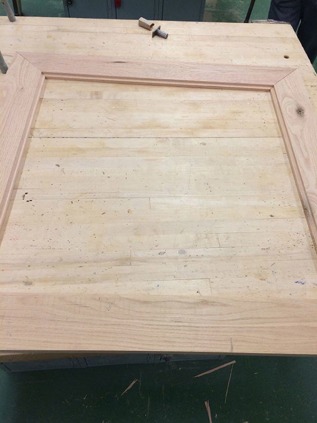 15歲少年撿木板「親手打造木桌」，插上電把物品擺到桌面「穿越次元效果」超震撼！ | TEEPR 亮新聞