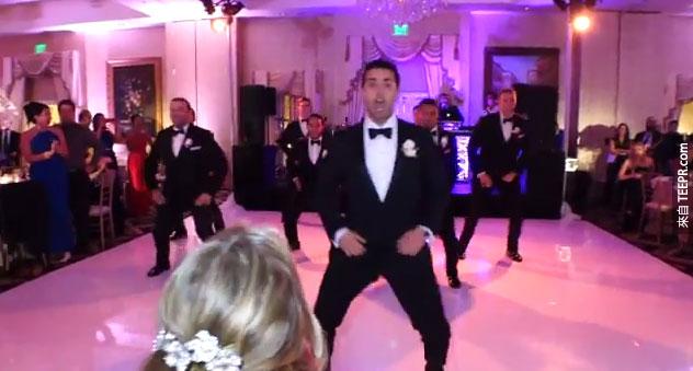 這個新郎決定給他的新娘一個最大的驚喜。她做夢都沒有想到會這麼棒！ | TEEPR 亮新聞